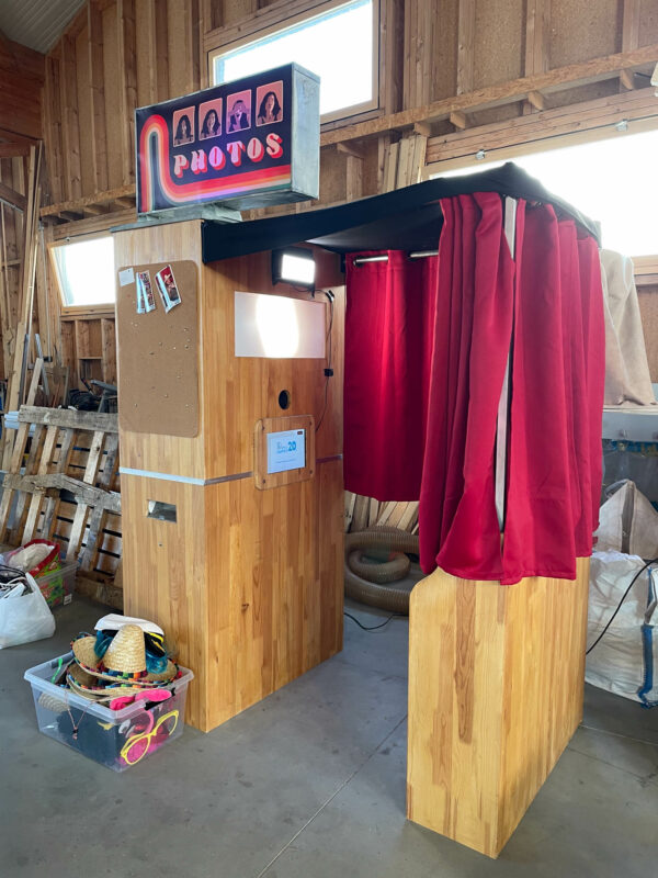 40 ans de Charpentes Dorez : Une cabine photo 100% bois pour l'occasion ...